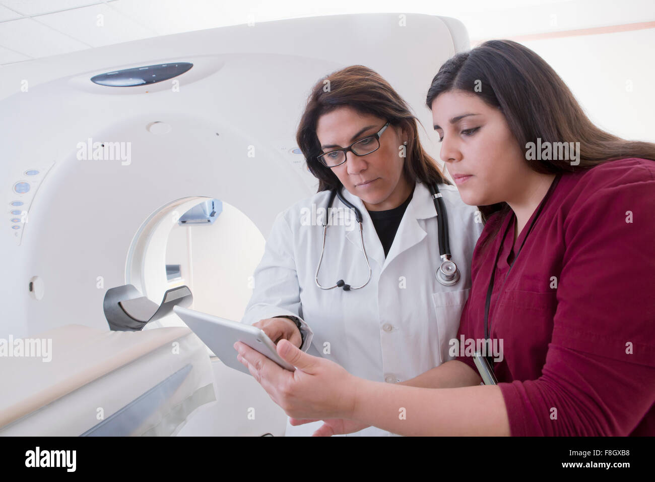 Doctor and computer and mri hi-res stock photography and images - Alamy