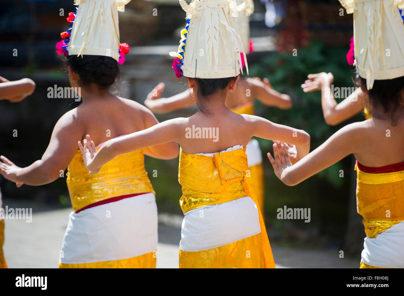 Three girls in traditional clothes hi-res stock photography and images ...
