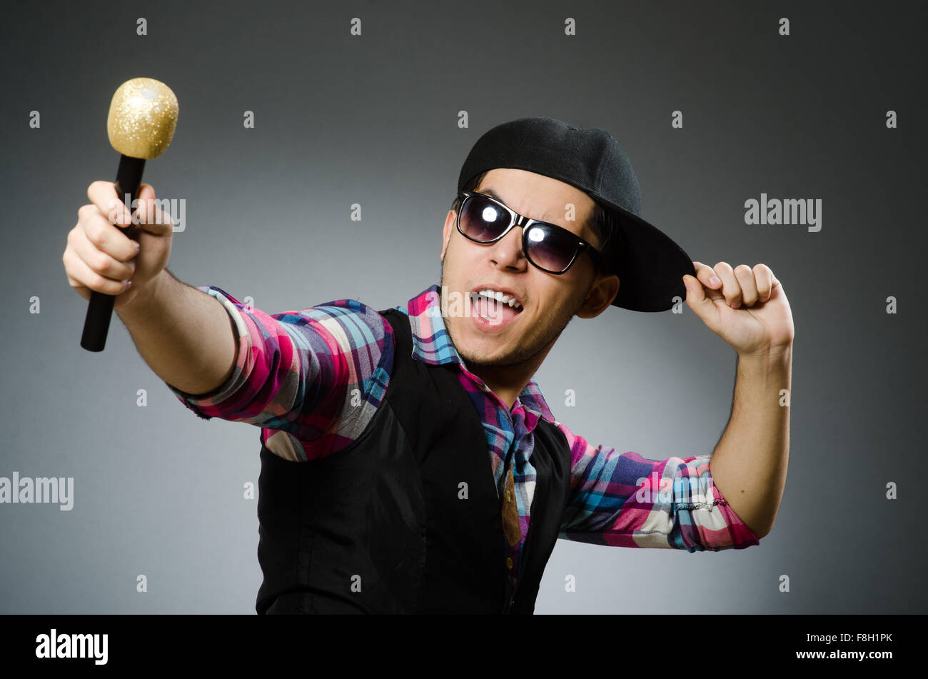 Rapper freestyle microphone hi-res stock photography and images - Alamy