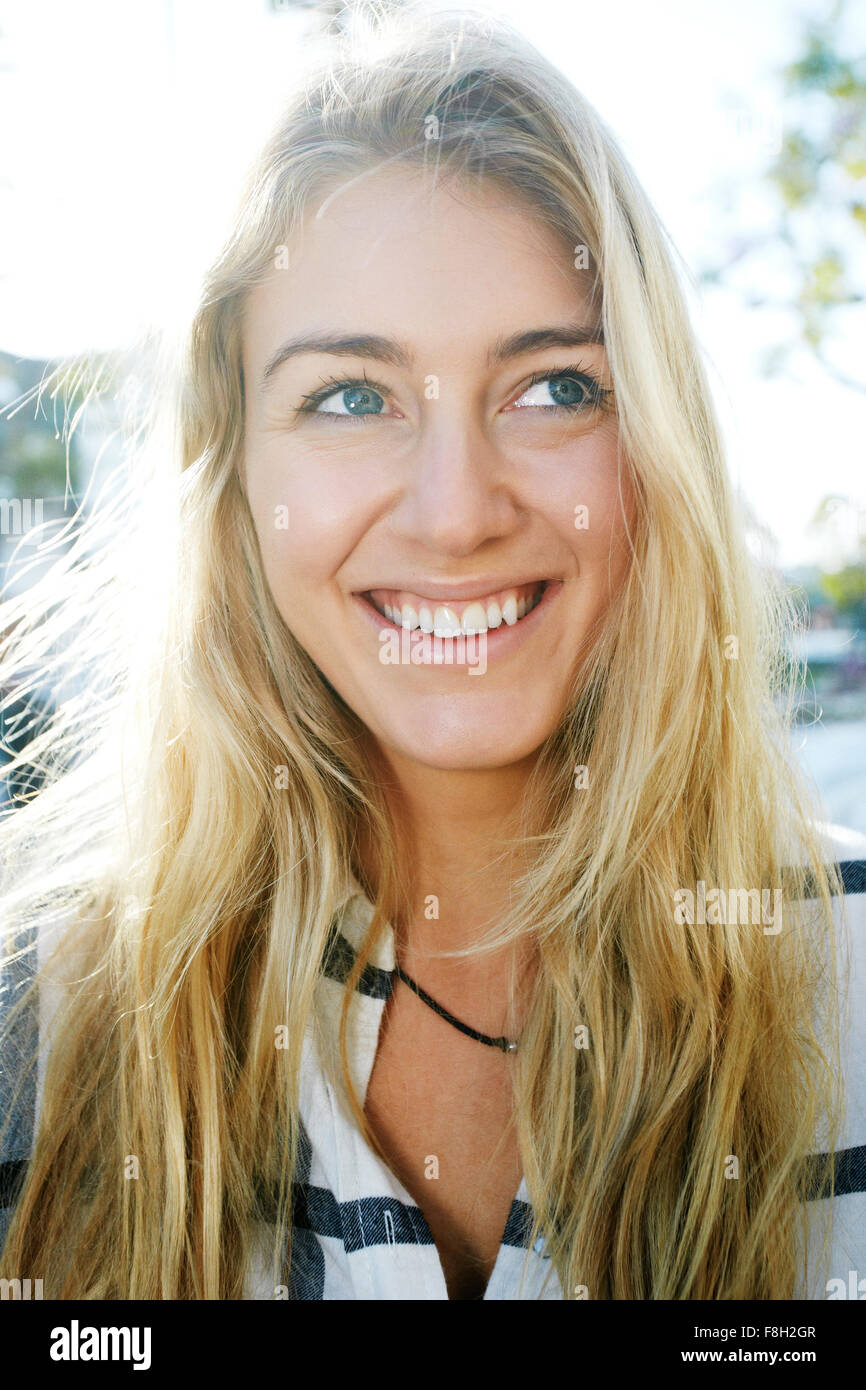 Woman back facing camera hi-res stock photography and images - Alamy