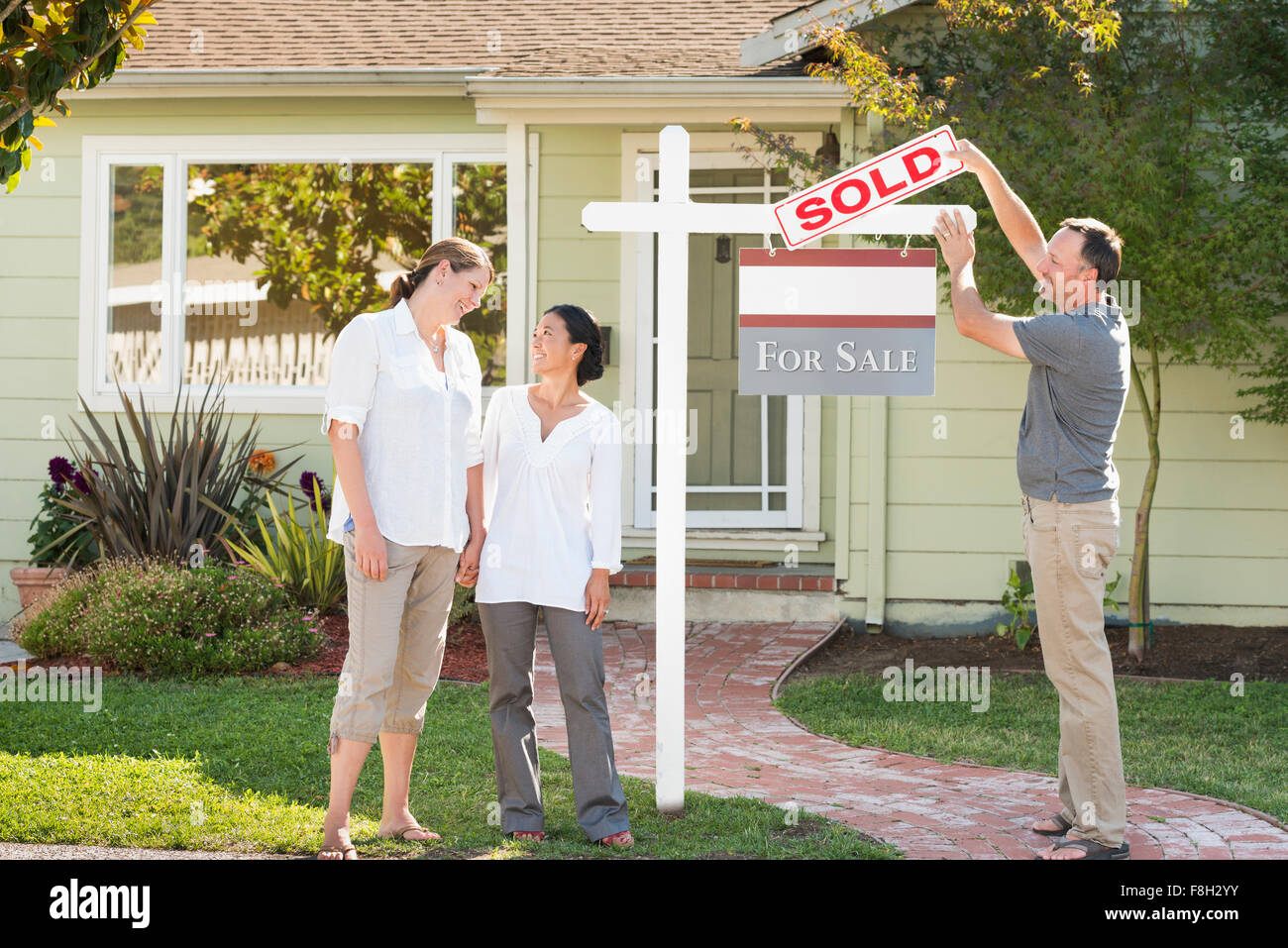 Real estate agent sign hi-res stock photography and images - Alamy