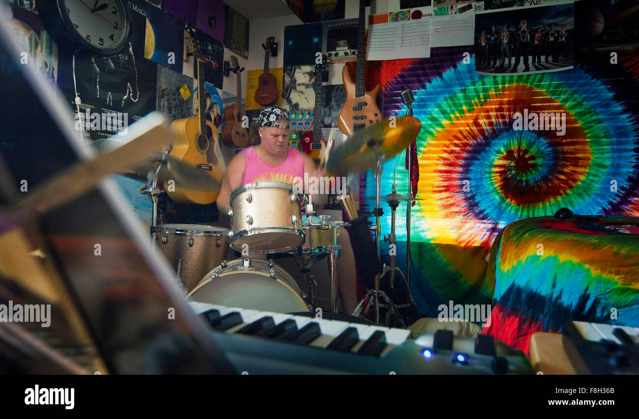 Man playing keyboard hi-res stock photography and images - Alamy