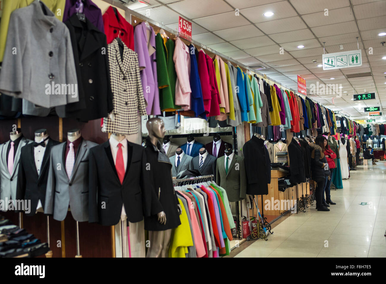 Clothes market hi-res stock photography and images - Alamy