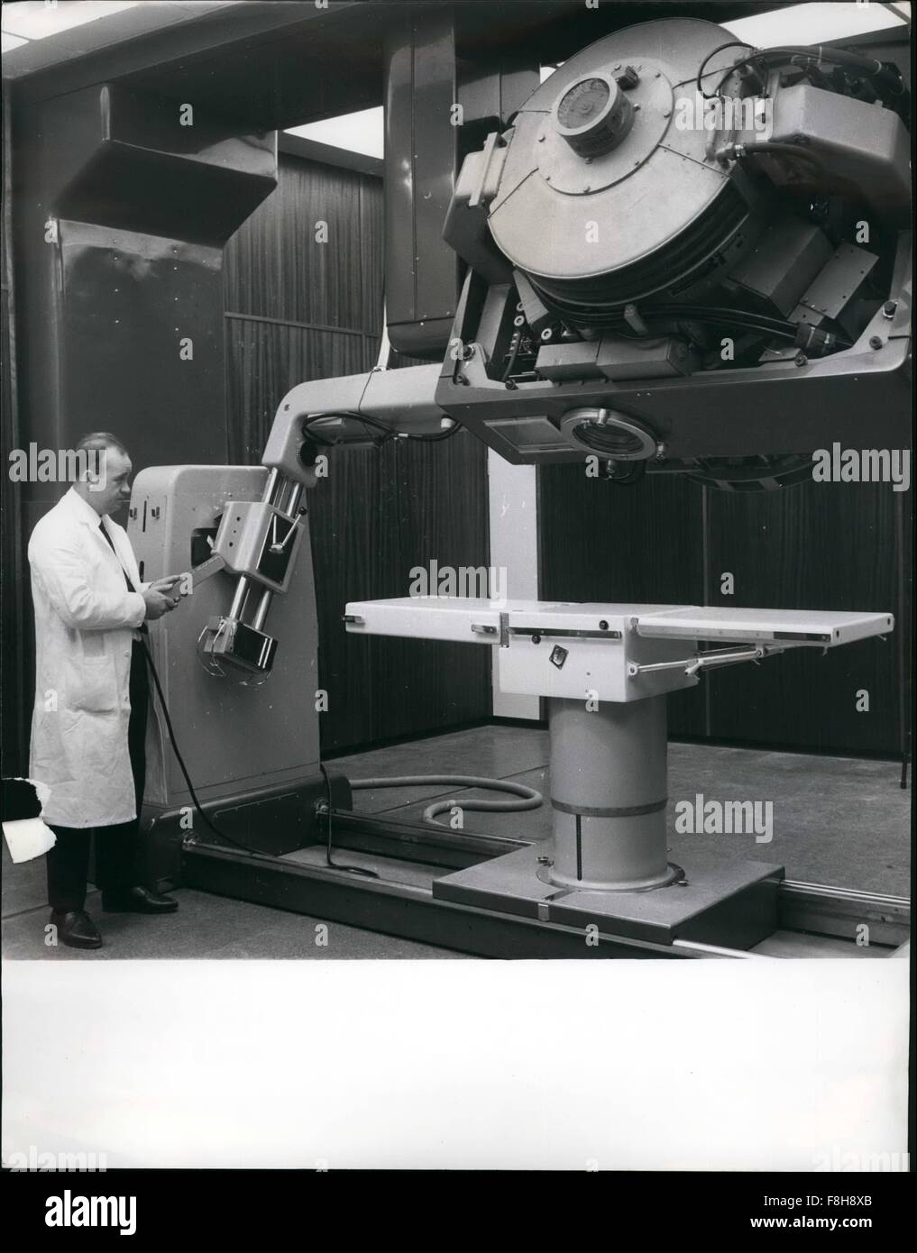 Radiotherapy treatment room hi-res stock photography and images - Alamy