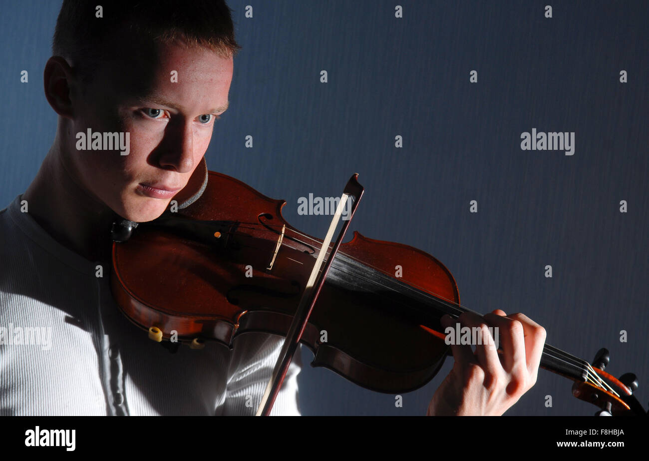 Teen boy with violin hi-res stock photography and images - Alamy