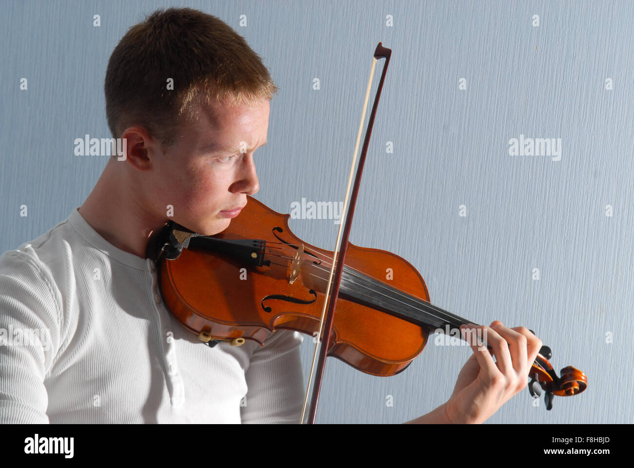 Teen boy playing violin hi-res stock photography and images - Alamy