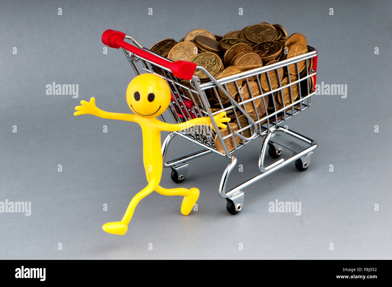 Happy family with shopping cart Stock Photo - Alamy