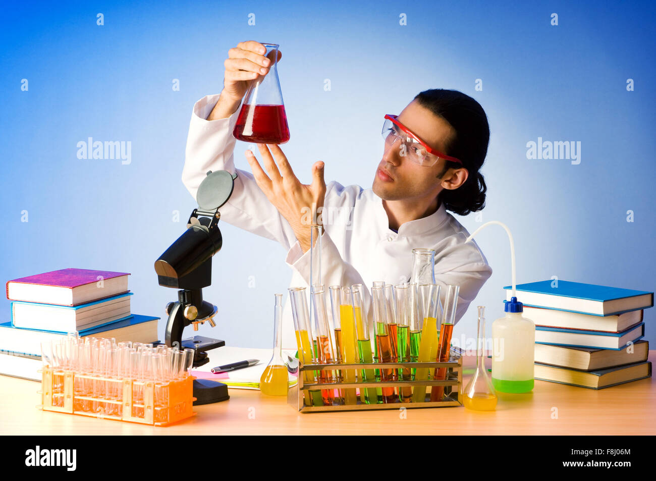 Chemist in the lab experimenting with solutions Stock Photo - Alamy