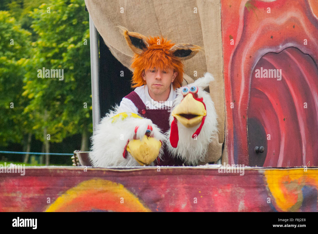 Outdoor childrens theatre puppet show hi-res stock photography and ...