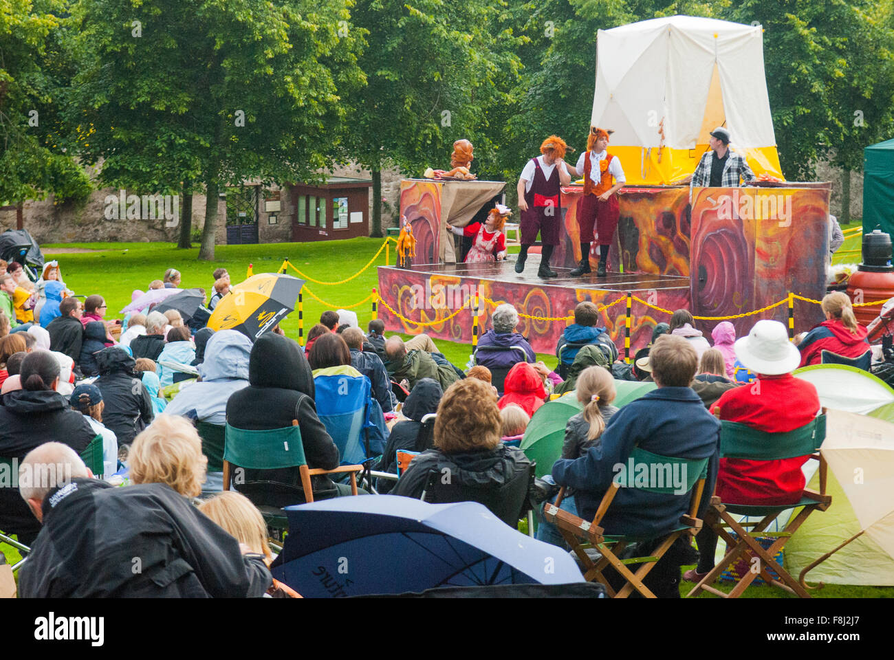Outdoor childrens theatre puppet show hi-res stock photography and ...