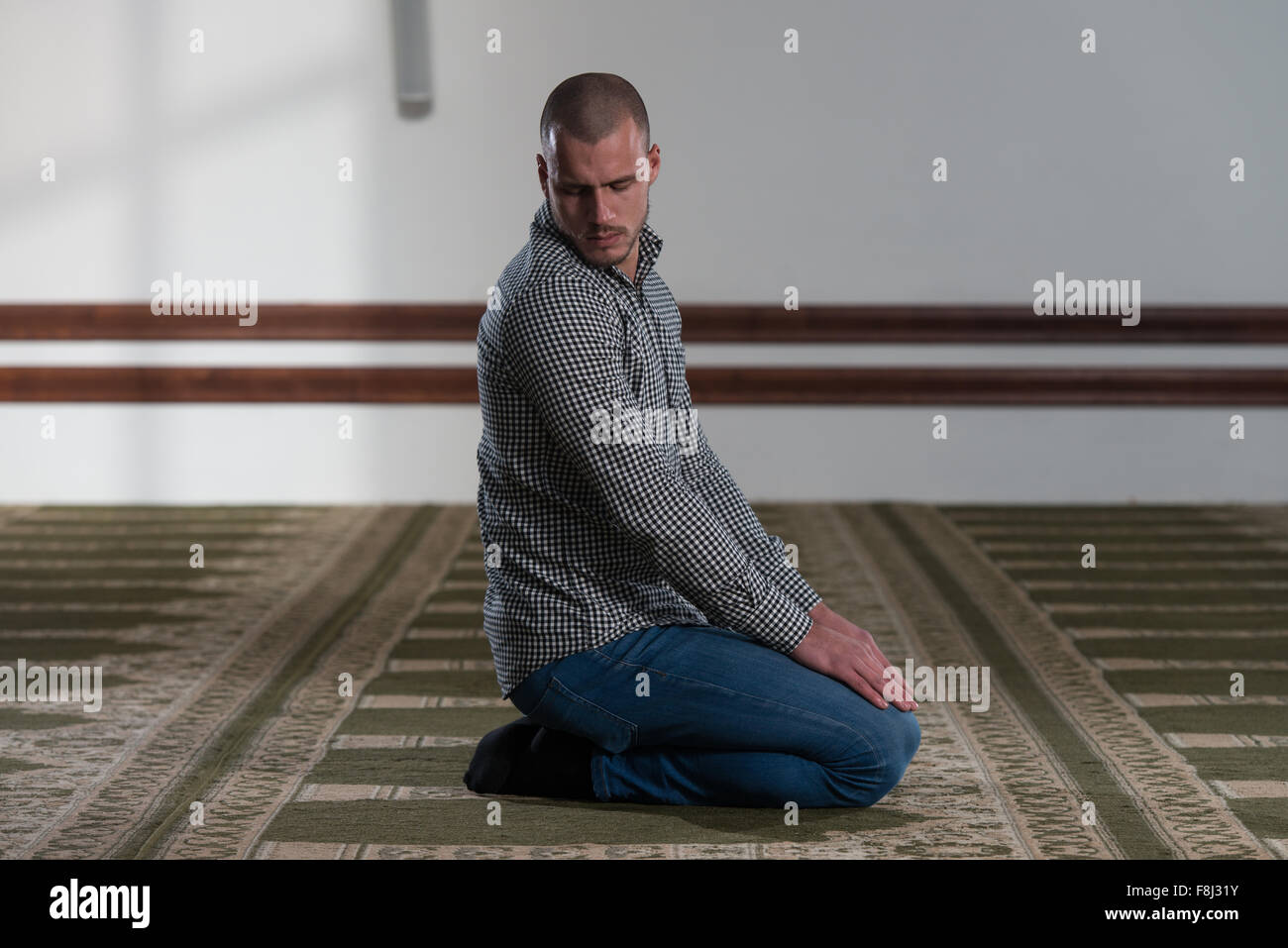 Muslim man praying hi-res stock photography and images - Alamy