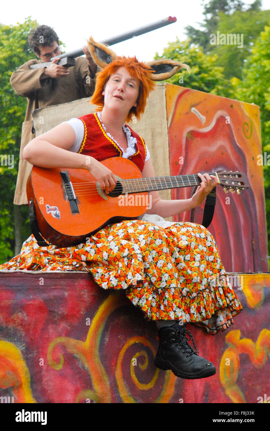 Outdoor childrens theatre puppet show hi-res stock photography and ...