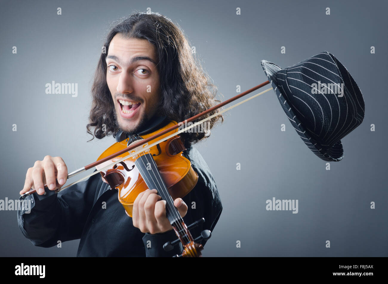 Fiddler playing the violin Stock Photo - Alamy