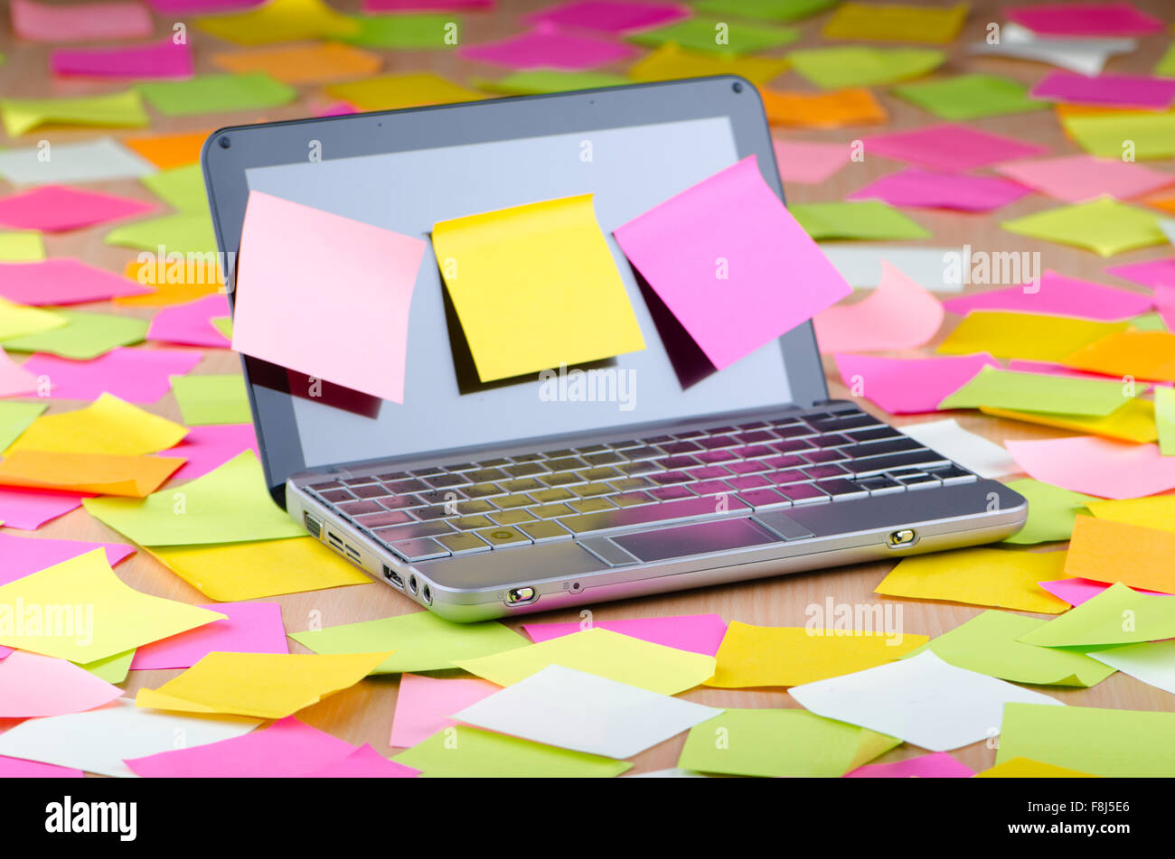Netbook with reminder notes Stock Photo - Alamy