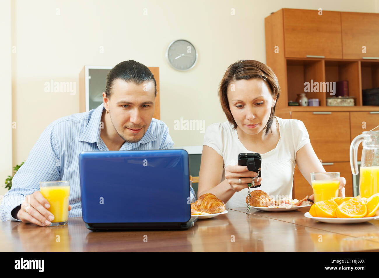People using wireless devices hi-res stock photography and images - Alamy