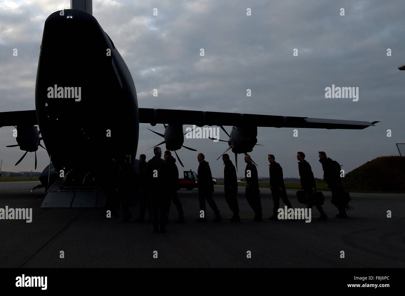Jagel, Germany. 10th Dec, 2015. Soldiers of an advance party about to ...