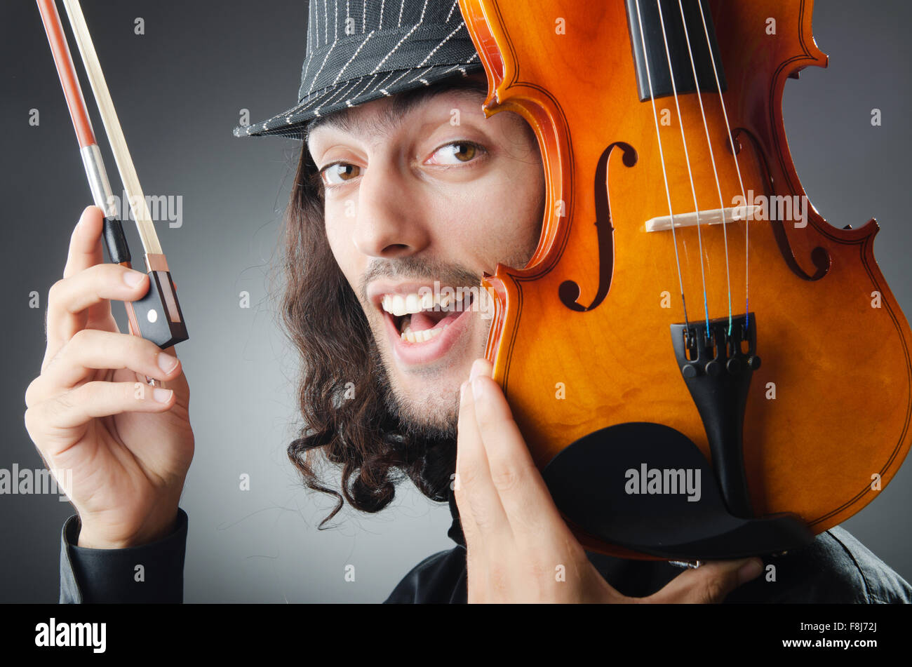 Fiddler playing the violin Stock Photo - Alamy