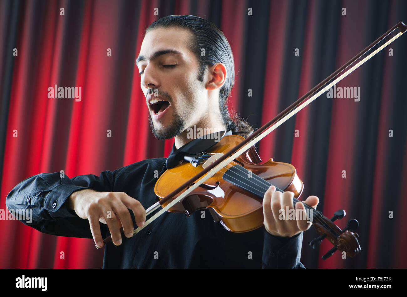 Fiddler playing the violin Stock Photo - Alamy