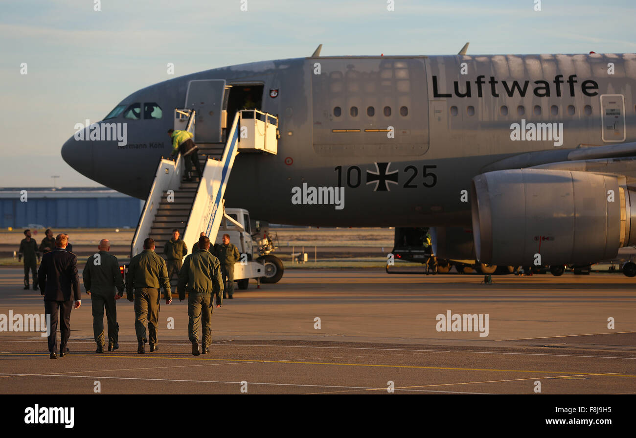 Cologne, Germany. 10th Dec, 2015. Soldiers of the German Air Force ...