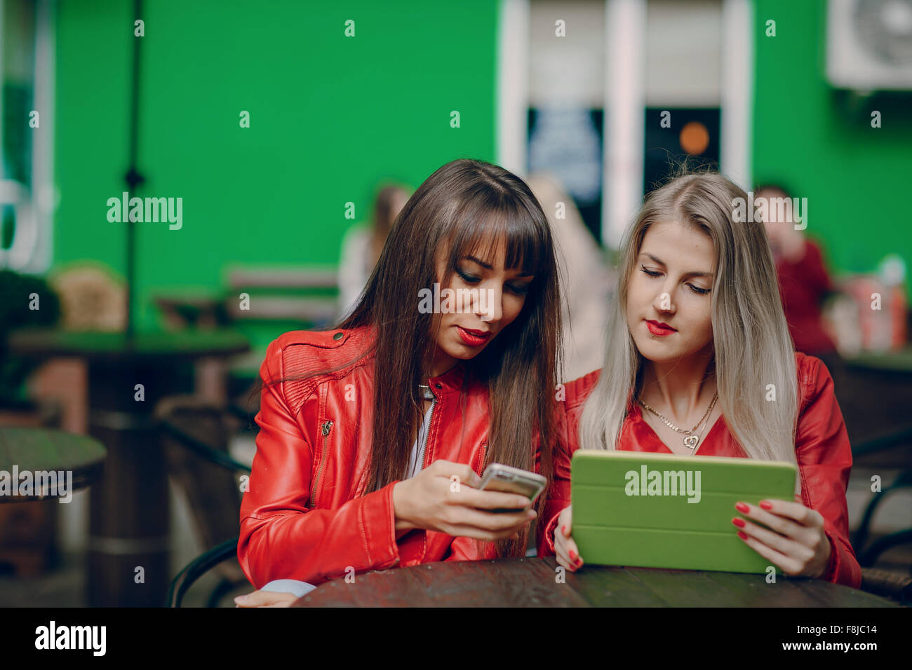 girls with phone Stock Photo - Alamy