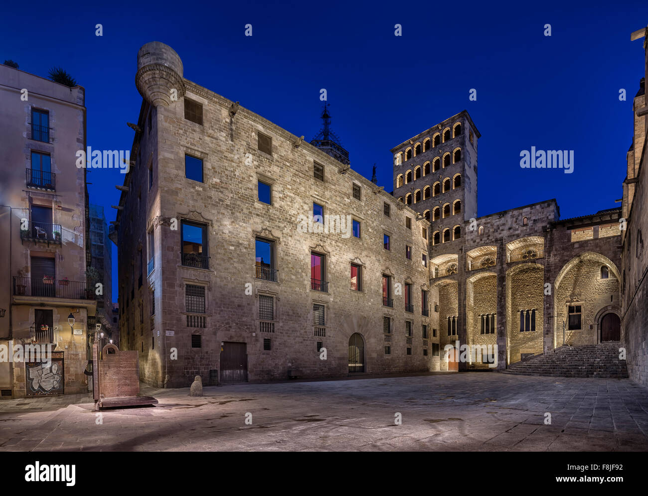 Illuminated Kings square at night, Placa del Rei, Barri Gotic ...