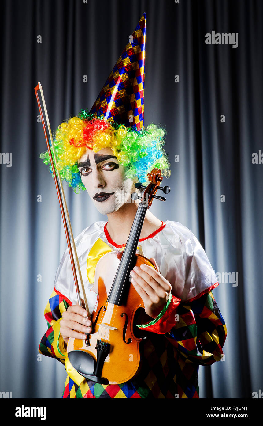 Clown playing on the violin Stock Photo - Alamy