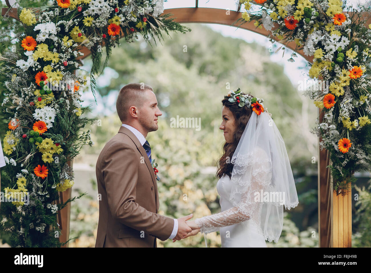 wedding ceremony arch Stock Photo - Alamy