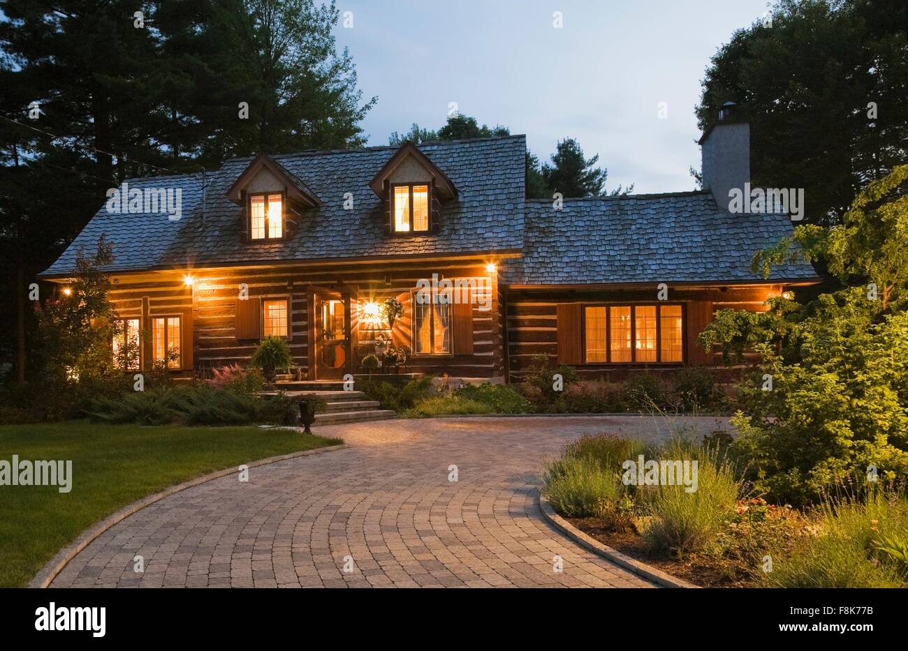 Cottage style log home facade hi-res stock photography and images - Alamy