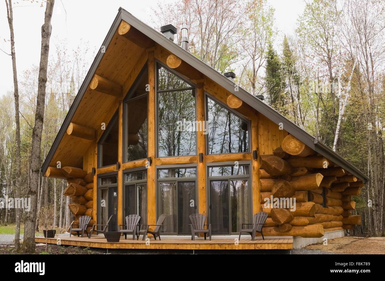 Real log cabin hi-res stock photography and images - Alamy