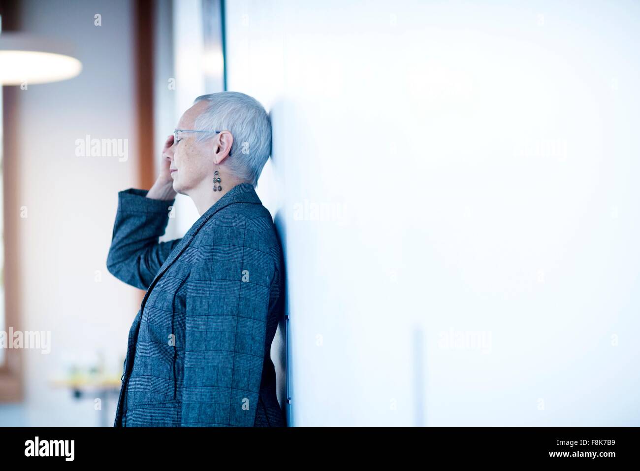 Woman leaning head against her hand hi-res stock photography and images ...