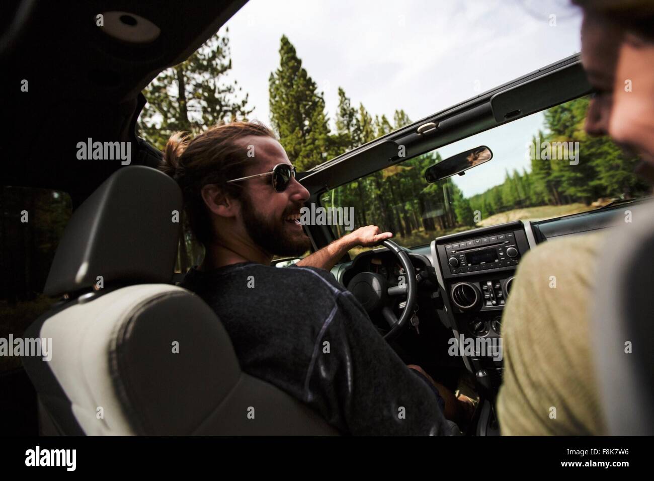 Couple driving in jeep hi-res stock photography and images - Alamy
