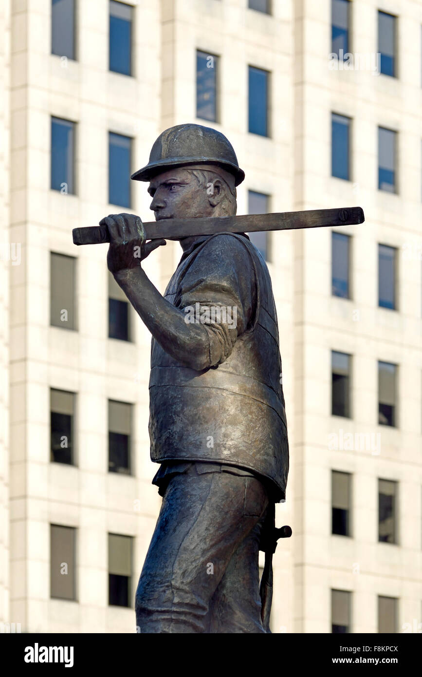 Statue of construction worker hi-res stock photography and images - Alamy