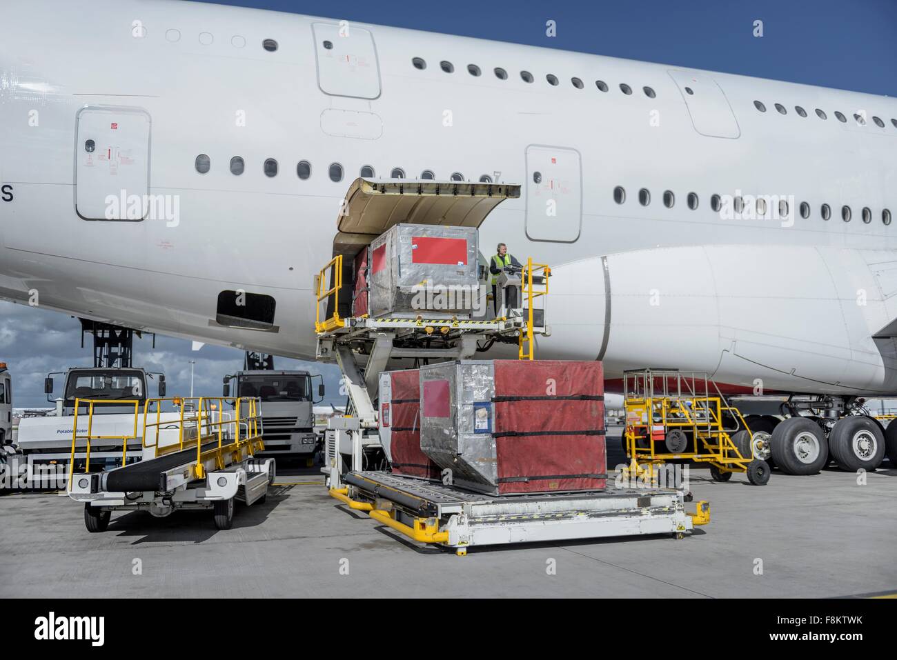 Aircraft loading lift hi-res stock photography and images - Alamy