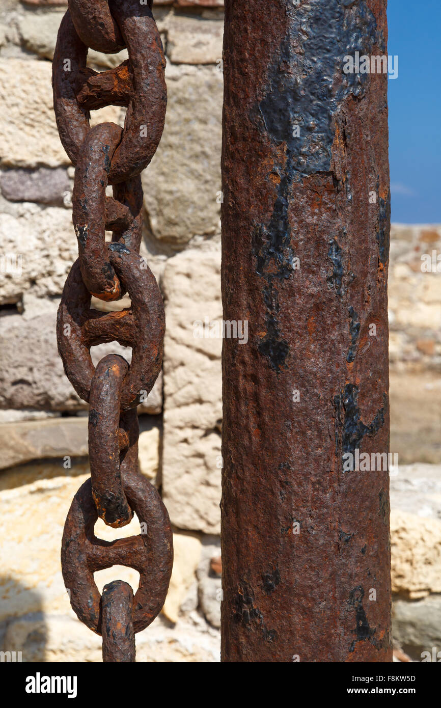 Front view an old iron chain Stock Photo - Alamy