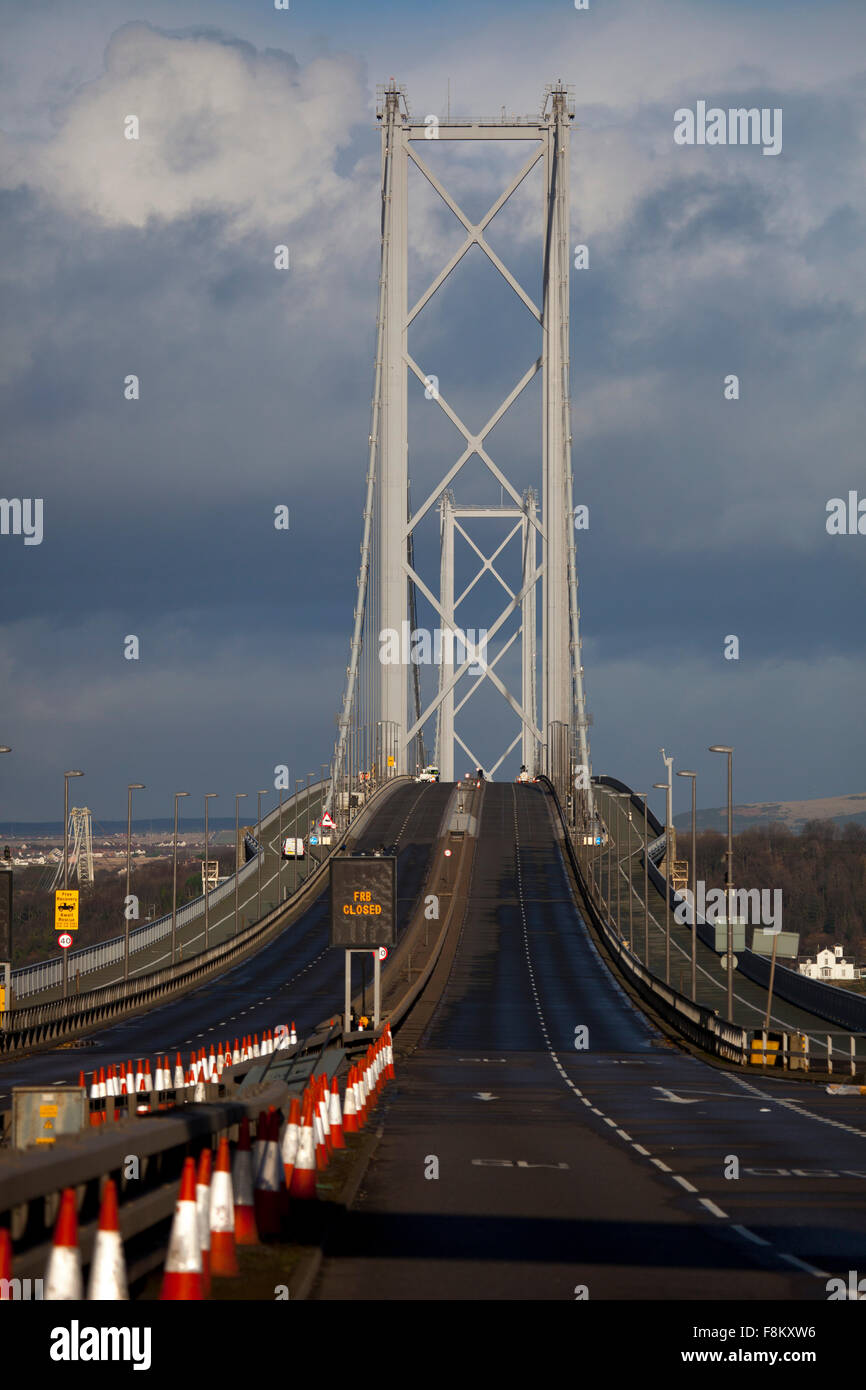 Forth Road Bridge, Queensferry, Edinburgh. 10th December, 2015. A ...