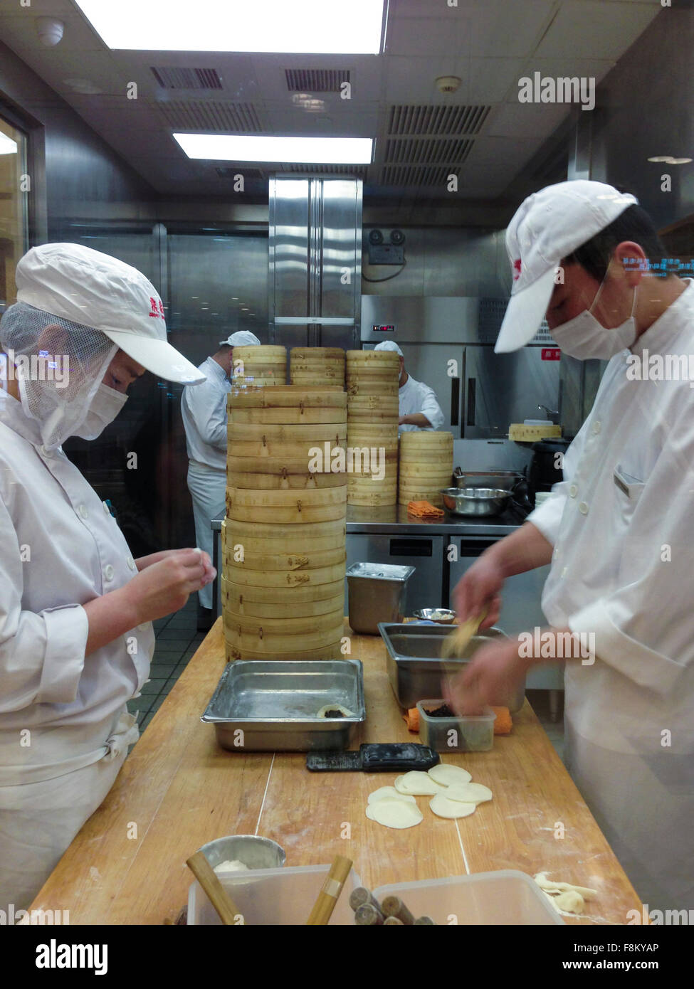 Chefs at work in a Chinese restaurant kitchen Stock Photo - Alamy