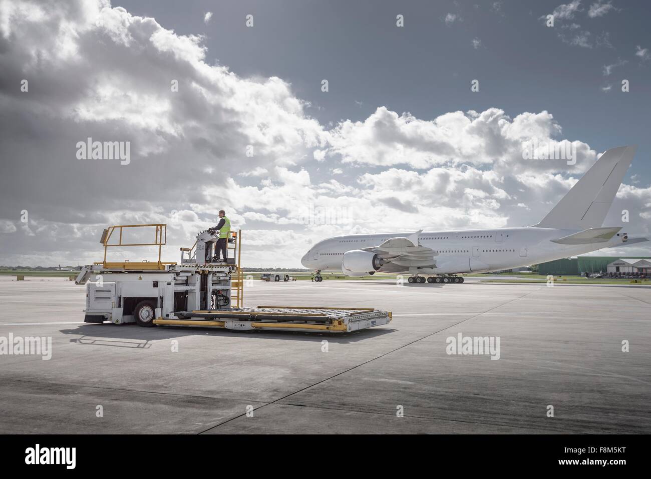 Handling an aircraft hi-res stock photography and images - Alamy