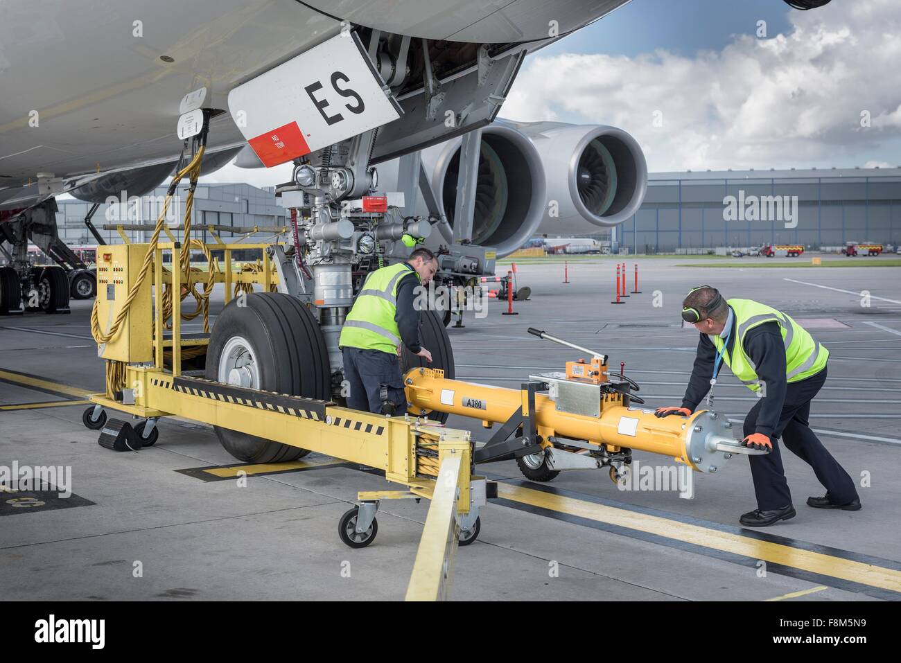 Airport crew working hi-res stock photography and images - Alamy