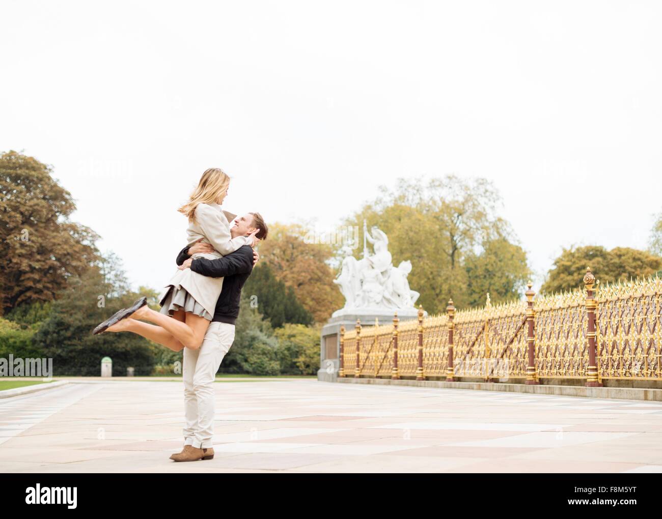 Man lifting girlfriend outdoors hi-res stock photography and images - Alamy