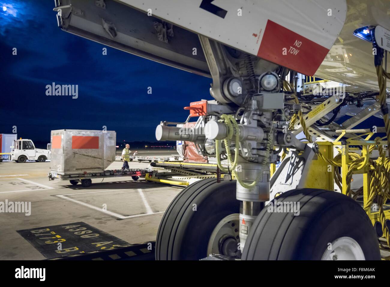 Airport ground crew plane hi-res stock photography and images - Alamy