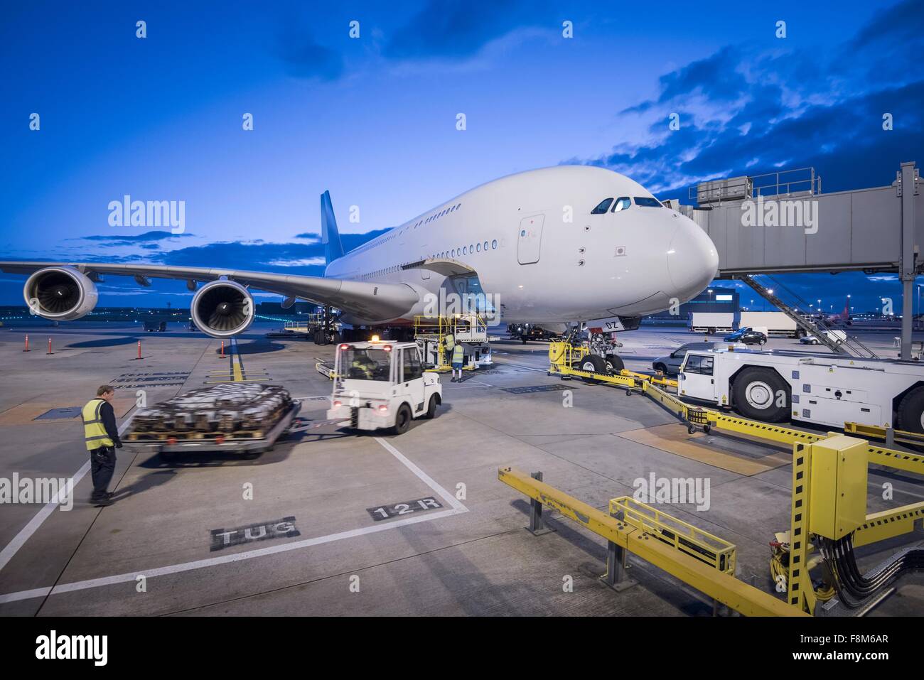 Airport ground crew plane hi-res stock photography and images - Alamy