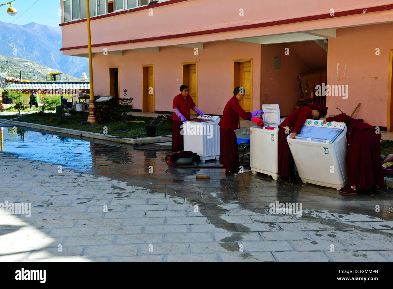 Nuns learning washing machine mechanics,Susong Buddhist Nunnery ...
