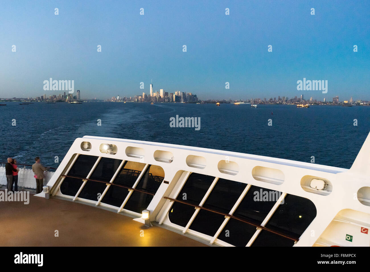 Queen mary 2 new york hi-res stock photography and images - Alamy