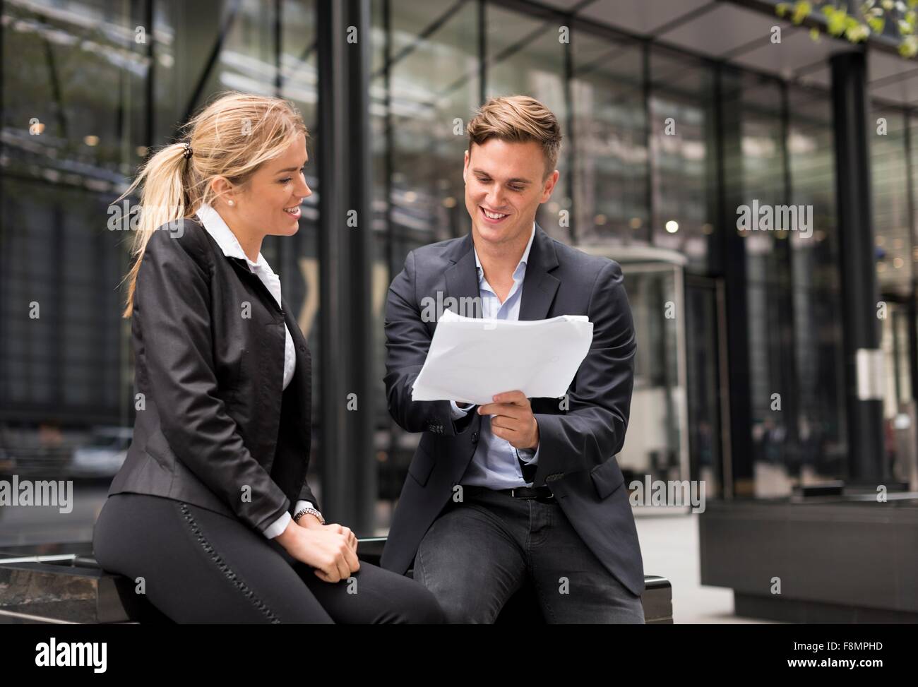 Office building meeting outside hi-res stock photography and images - Alamy