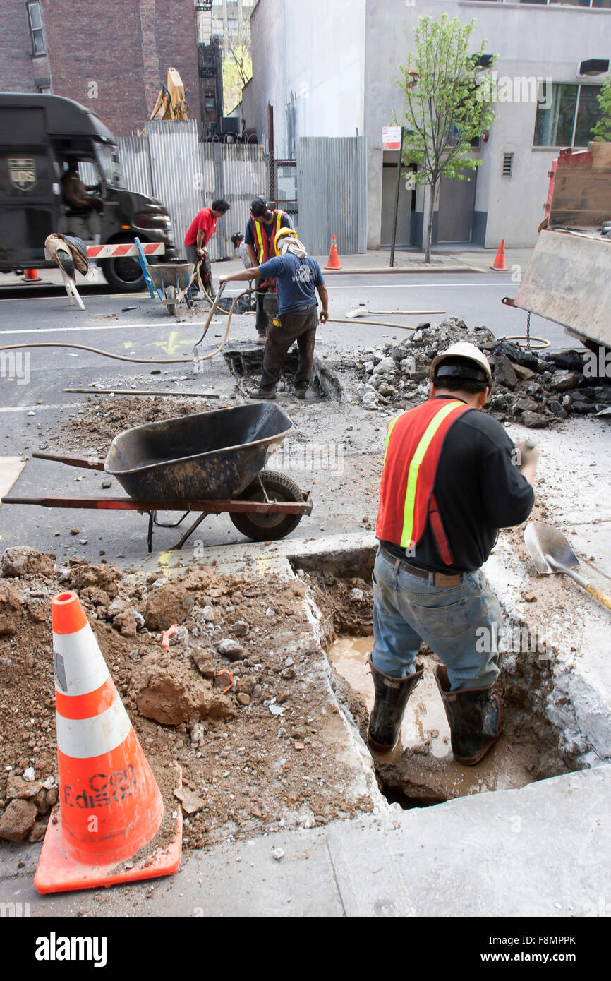 Construction workers working on the street in Midtown Manhattan Stock ...