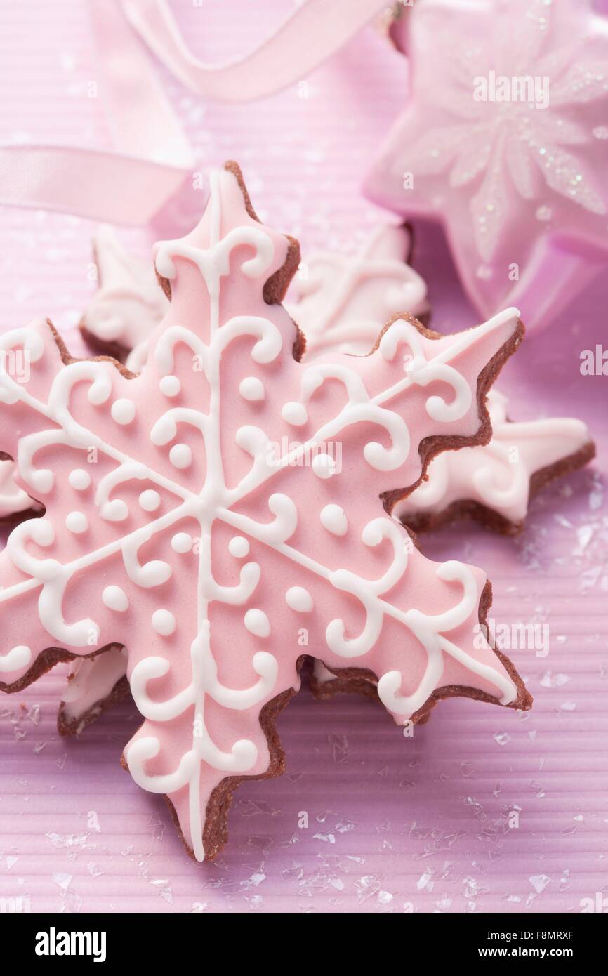 Star-shaped Christmas biscuits with icing sugar Stock Photo - Alamy