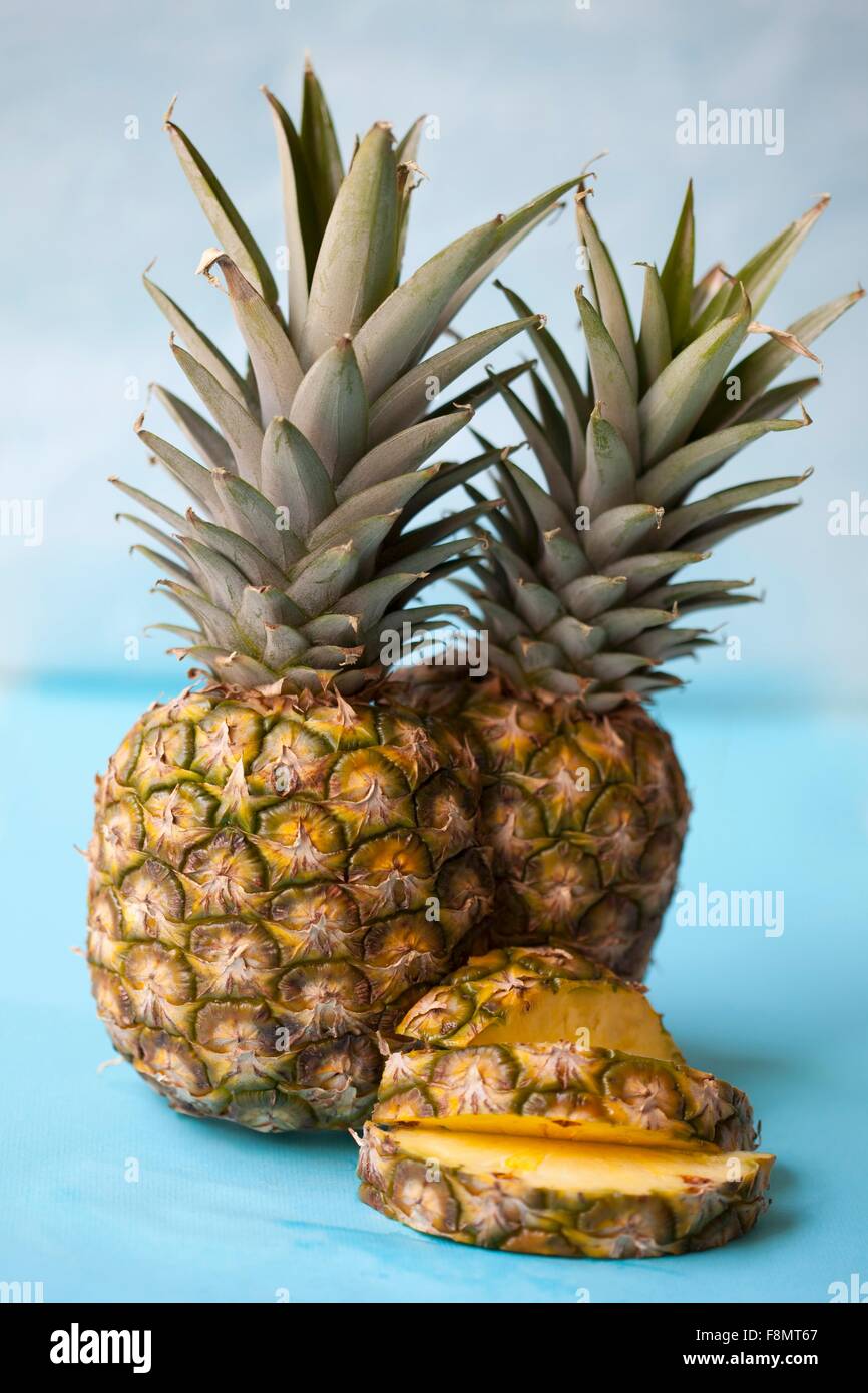 A whole pineapple and pineapple slices Stock Photo - Alamy