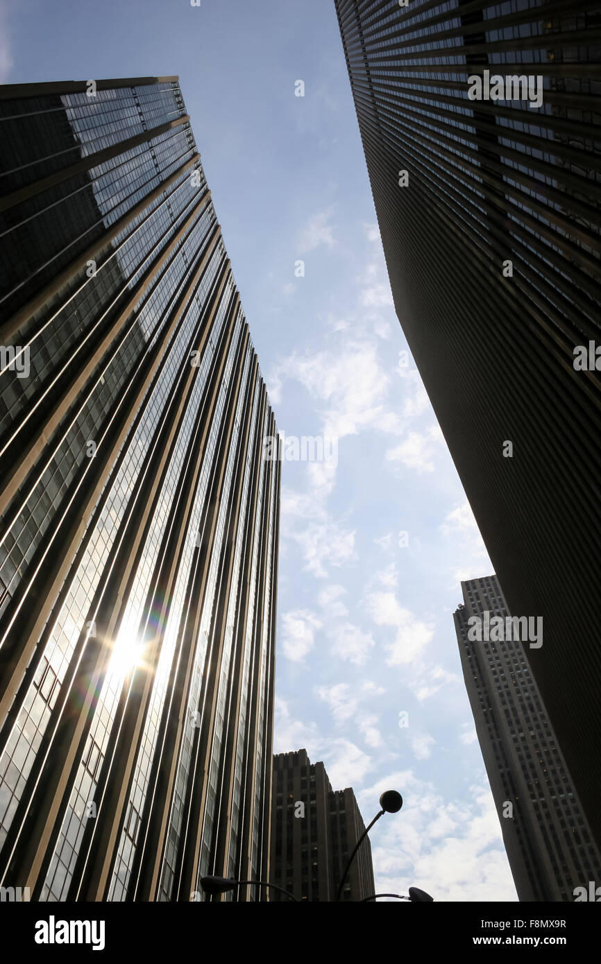 A view from below of the skyscrapers in Midtown Manhattan in New York ...