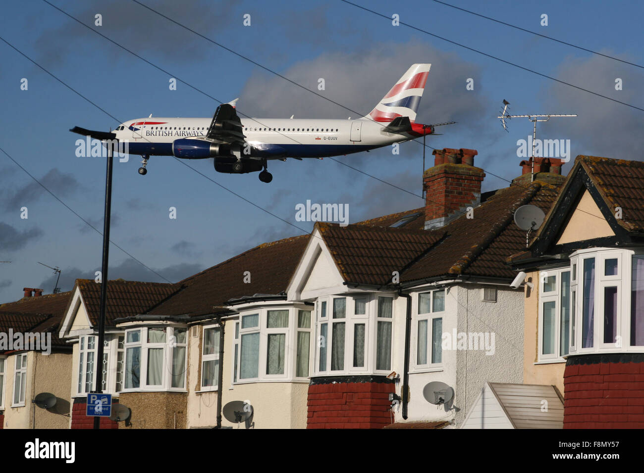 HEATHROW AIRPORT HOUSE NOISE EXPANSION THIRD RUNWAY Stock Photo - Alamy
