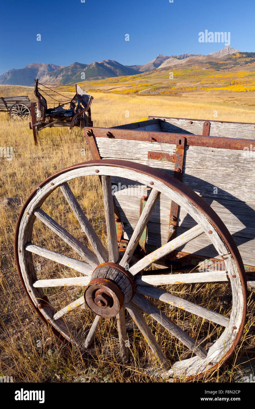 Old covered wagon hi-res stock photography and images - Alamy